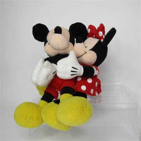 Minnie Mouse And Mickey Mouse Kissing Minnie Mouse And Mickey Mouse Kissing