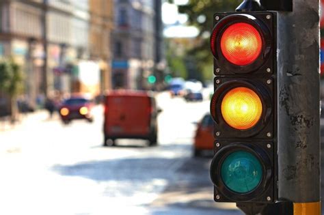 ببینید تصادف وحشتناک خودرو هنگام عبور از پشت چراغ راهنمایی خبرآنلاین