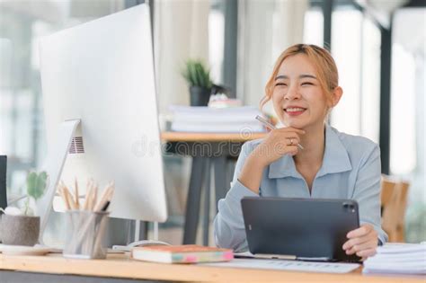 The Female Analyst Utilizes A Computer And A Dashboard For Business Data Analyze And A Data