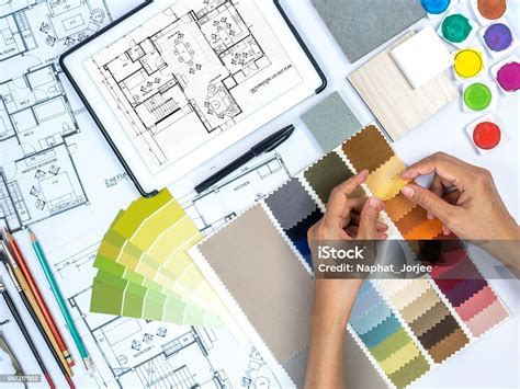 건축가 패브릭 스와시 태블릿과 함께 작업 할 수있는 인테리어 디자이너 인테리어 디자이너에 대한 스톡 사진 및 기타 이미지 인테리어 디자이너 책상 건축가 Istock
