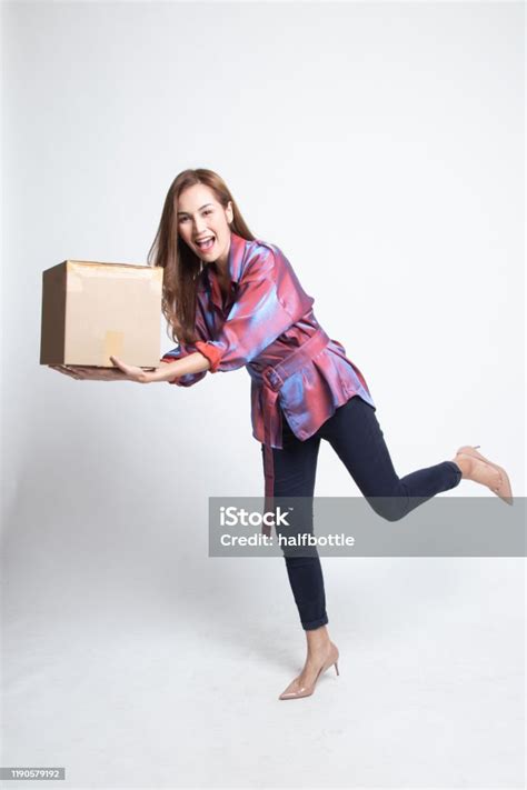 배달 재배치 및 포장 을 풀다 골판지 상자를 들고 젊은 아시아 여성 귀여운에 대한 스톡 사진 및 기타 이미지 귀여운 나름 명랑한 Istock