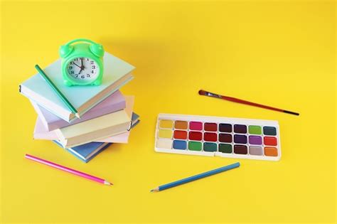 알람 시계 노란색 배경에 책과 문구 더미 학교로 돌아 가기 0명에 대한 스톡 사진 및 기타 이미지 0명 가을 개념 Istock