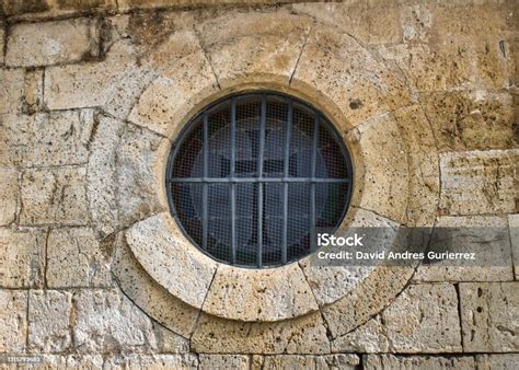 산티아고 아포스톨 데 빌라바 데 로스 알코어스 발라돌리드 주 로마네스크 양식의 돌담에 철제 바가 있는 원형 창문 0명에 대한 스톡 사진 및 기타 이미지 Istock