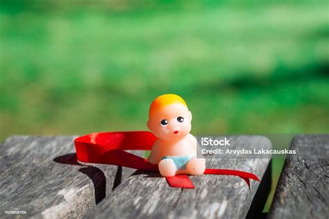 나무 표면에 에이즈 빨간 리본 에이즈와 Hiv의 날을 상징합니다 Hiv 통제 개념 야외 촬영 공간을 복사합니다 0명에 대한 스톡 사진 및 기타 이미지 Istock