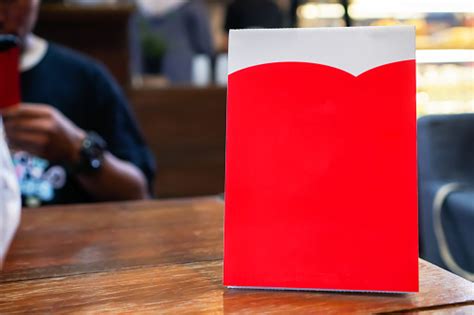 식물 냄비와 레스토랑 카페에서 빈 메뉴 프레임에 대한 흰색 빨간색 라벨을 조롱 테이블 카페테리아에 서 소책자 시트 종이 텐트 카드는 고객의 제품 배경 삽입 텍스트를