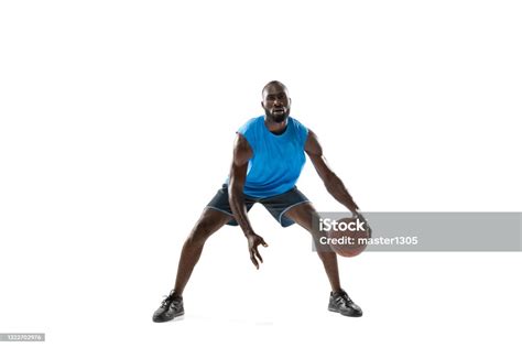 흰색 스튜디오 배경에 고립 된 공을 가진 농구 선수의 전체 길이 초상화 광고 개념 아프리카계 미국인 운동 선수가 공을 점프하는 것을 맞춥시다 25 29세에 대한 스톡 사진