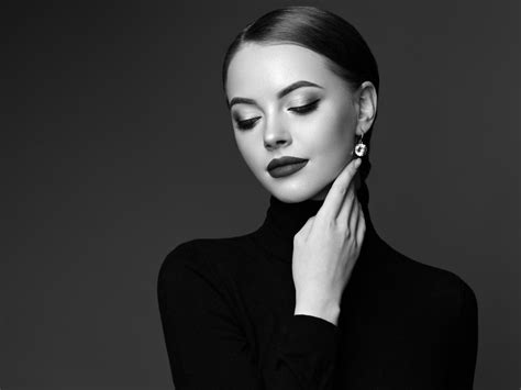 Фото Красивая девушка держит руку у лица фотограф Oleg Gekman