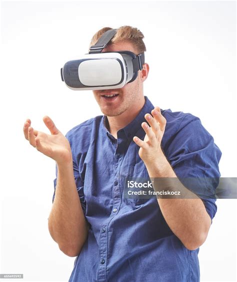 감정을 대화형 게임을 즐기는 하 고 발생 하는 흰색 배경 스튜디오 촬영에 고립 된 가상 현실 Vr 헤드셋을 사용 하 여 흥분된 젊은 남자 3차원 형태에 대한 스톡 사진 및