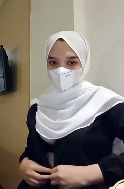 Jilbab Imut Pamer Tetek Putih Mulus