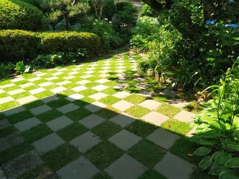 芝の市松模様チェック柄 施工後の様子 中村園芸西尾市の小さな植木屋さん
