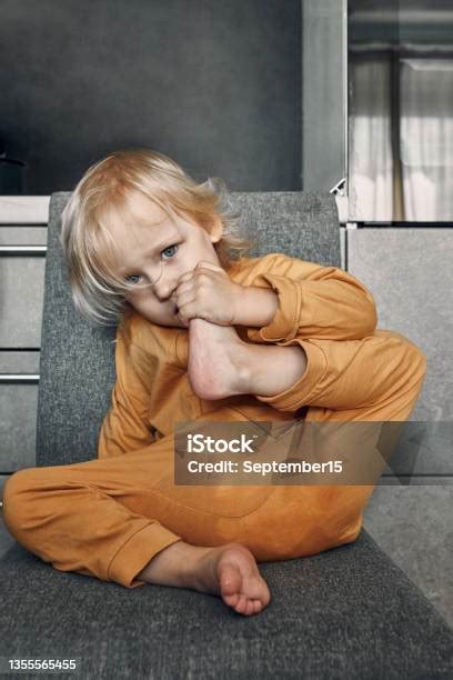 쌍둥이 세 살 소년과 소녀를 가진 어린 아빠가 부엌에서 음식을 준비하고 있습니다 가족 어린이 아버지 개념 아버지의 날 라이프 스타일 2 3 살에 대한 스톡 사진 및 기타