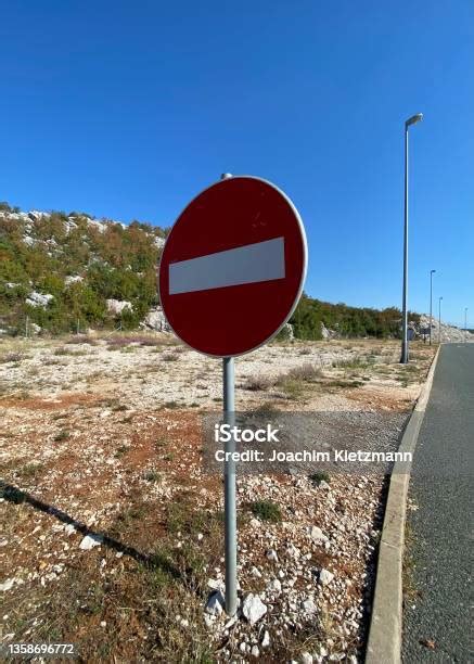 크로아티아 달마티아 스플리트와 자그레브 사이의 고속도로 산 내륙의 휴게소 주차 도로 표지판 진입 편도 거리 금지 0명에 대한 스톡 사진 및 기타 이미지 Istock