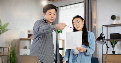 캐주얼 의상을 입은 아시아 남녀 디자이너들이 밝은 사무실에 서 있는 프로젝트에 대해 논의하고 있다 일을 위해 현대 가제트를 사용하는 젊은이들 비즈니스 및 기술 개념입니다