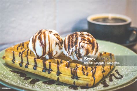 와플 아이스크림 맛있는 벨기에 버터 밀크 와플 바닐라 아이스크림 2 스쿱과 함께 제공 0명에 대한 스톡 사진 및 기타 이미지 0명 냉동식품 달콤한 음식 Istock