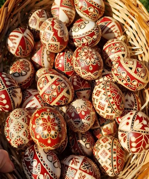 ПИСАНКИ РУЧНОЇ РОБОТИ СУВЕНІРИ ПРИКРАСИ ОБЕРЕГИ Гортайте карусельку ️ Здавна кажуть що