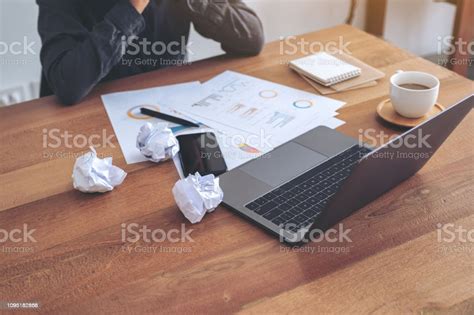 사업가 실패 같은 느낌으로 노력 하 고 스트레스 서류와 노트북 테이블 사무실에서 나사로 개념에 대한 스톡 사진 및 기타 이미지 개념 개념과 주제 거절 Istock