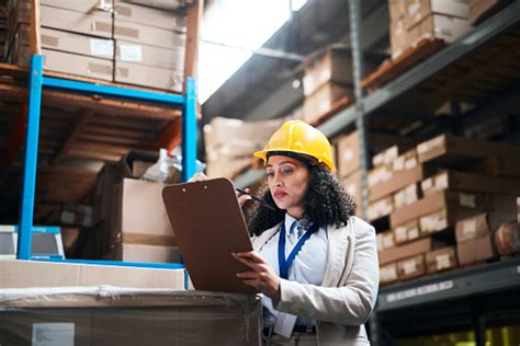 물류 배송 및 계획 검사 및화물을 위해 창고 공장에서 흑인 여성과 체크리스트 공급망 배송 및 전자 상거래와 함께 보관 재고 및 안전을 위해 공장에서 근무하는 직원 화물