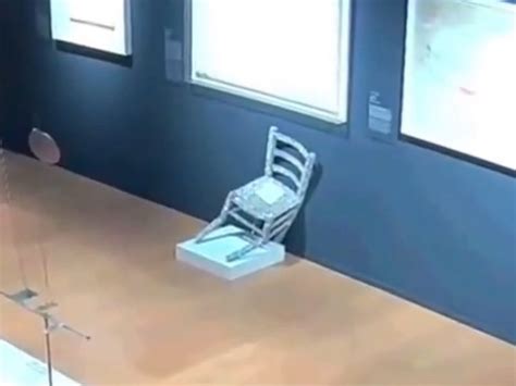 ВИДЕО Swarovski талст шигтгэсэн суухыг хатуу хориглосон эд өлгийн зүйл дээр сууж хагалжээ