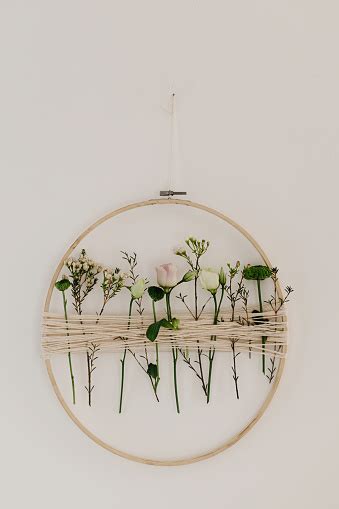 아름다운 신선한 꽃과 세련된 봄 화환 흰색 벽에 매달려 꽃과 스레드나무 후프 현대적이고 창의적인 플로럴 핸드메이드 장식 0명에 대한 스톡 사진 및 기타 이미지 Istock