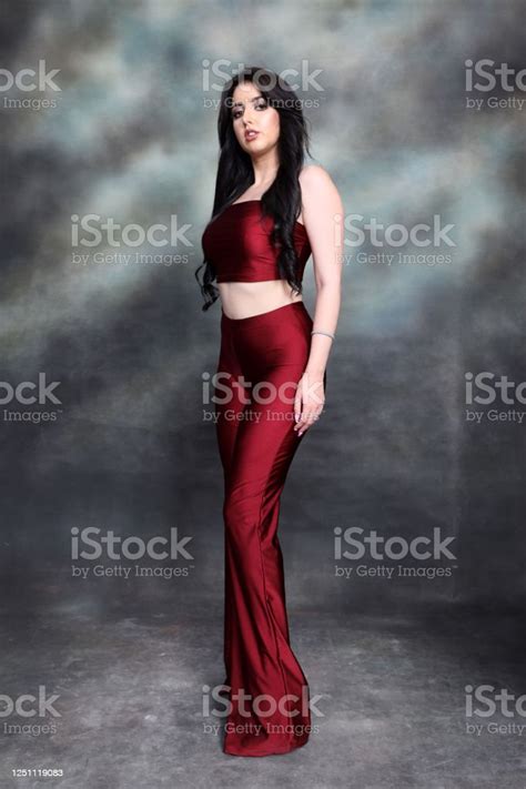 고립 된 배경에 스튜디오에서 포즈를 취하는 긴 물결 모양의 머리를 가진 아름다운 백인 소녀 검은색에 대한 스톡 사진 및 기타 이미지 Istock