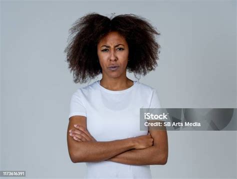 화가 스트레스 얼굴 매력적인 좌절 아프리카 계 미국인 여성의 초상화 미친 듯이 보이고 미친 소리를 지르고 분노한 제스처를 합니다 얼굴 표정과 감정과 정신 건강 감정에 대한