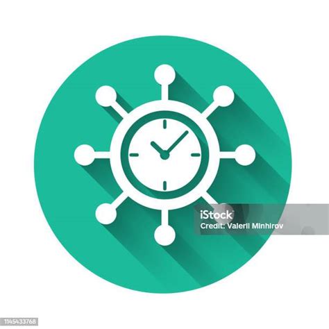 긴 그림자와 고립 된 흰색 시계와 기어 아이콘 시간 관리 기호입니다 비즈니스 개념입니다 허브 및 스포크 및 시계 솔리드 아이콘입니다 녹색 원 버튼을 클릭 합니다 벡터
