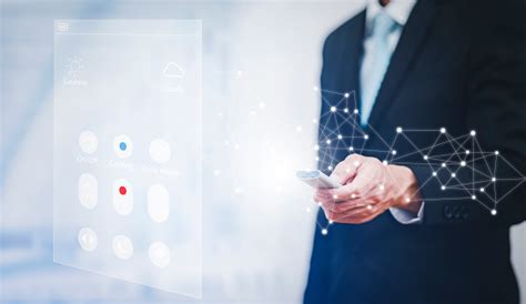 리모컨을 사용하여 전기 제품 개념을 연결하는 사업가는 원격 연결 채널을 잡고 리모컨의 버튼을 누릅니다 손 클로즈업에서 원격 제어 개념에 대한 스톡 사진 및 기타 이미지