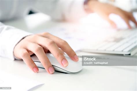 마우스를 잡고 데스크톱 컴퓨터로 작업하는 여성의 손클로즈업 샷 컴퓨터 마우스에 대한 스톡 사진 및 기타 이미지 컴퓨터 마우스