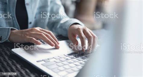 비즈니스 여성 타이핑 커피 숍의 테이블에서 노트북 컴퓨터에서 작업 인터넷 연결 검색에 대한 스톡 사진 및 기타 이미지 검색 노트북 노트북 사용하기 Istock