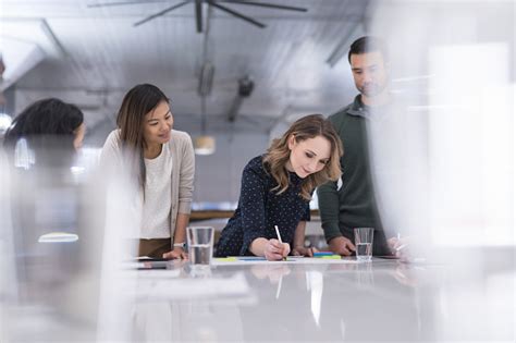 비즈니스 동료의 혼합 인종 그룹 회의 테이블에서 서류에 서명 도시에 대한 스톡 사진 및 기타 이미지 도시 도시 생활 사무실 Istock