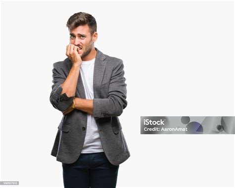 격리 된 배경에 강조 하 고 손톱을 물어 뜯고 입에 손을 긴장을 찾고 젊은 잘생긴 비즈니스 사람 불안 문제입니다 감정에 대한 스톡 사진 및 기타 이미지 Istock