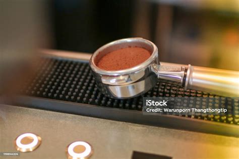 갓 갈은 커피 콩으로 커피 찌꺼기로 가득 찬 포르타 필터의 클로즈업 초상화 에스프레소 탬프와 포르타필터가 있는 아라비카 커피 원두 가루로 빻은에 대한 스톡 사진 및 기타
