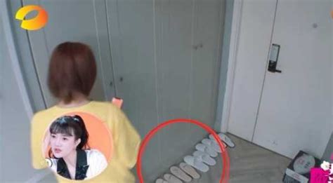 我家那閨女：何炅做客吳昕家，卻被門口拖鞋吸引，網友：學到了！