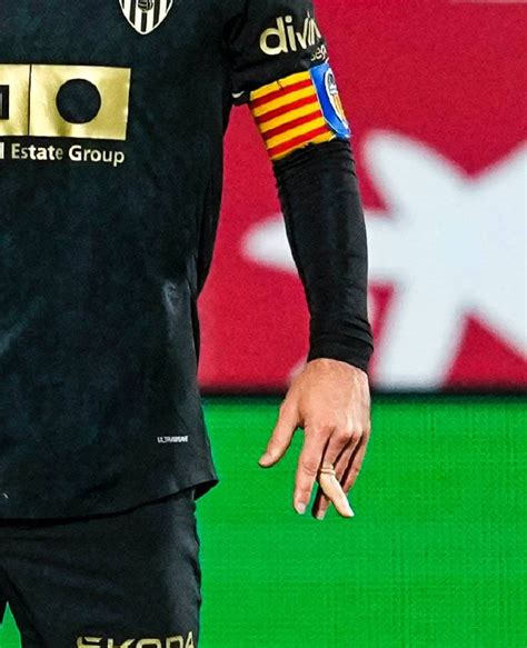 دردناک و دلهره‌آور؛ انگشت خوزه گایا در بازی والنسیا تکان نمی‌خورد عکس طرفداری