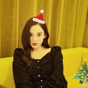 娜扎平安夜绿洲晒美照 露傲人锁骨对镜头可爱撅嘴 手机新浪网