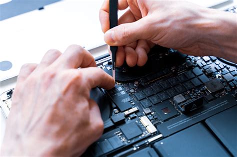 컴퓨터 고정 유지 보수 수리 엔지니어 지원 하드웨어 기술 배경에 노트북pc 기술자 서비스 깨진 컴퓨터 마더보드를 고정하는 엔지니어 Brand Name Smart Phone에