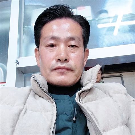 원석 구름이 춤을 추는 칠월이다 꽃보다 열매가 아름다운 계절이다 땀방울이 모여 과일 곡식 익어 가니 더워도 신나는 여름이다 퍼붓는 햇살을 피해 나무 그늘에 잠시 앉아