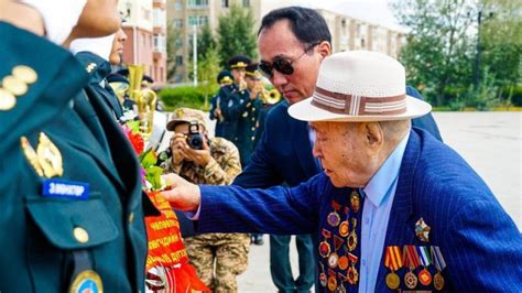 Маршал Х Чойбалсангийн хөшөөнд цэцэг өргөж хүндэтгэл үзүүллээ