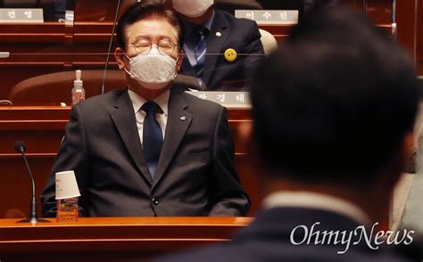 대통령 시정연설 앞두고 의총서 눈 질끈 이재명 오마이뉴스