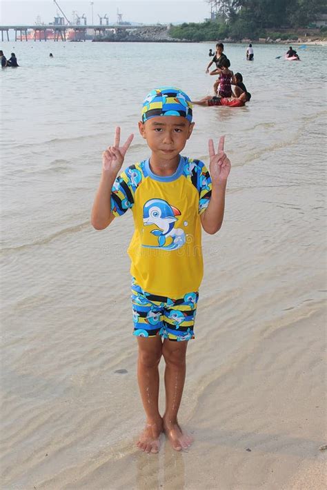 мальчик пляжа счастливый редакционное стоковое изображение изображение насчитывающей девушка