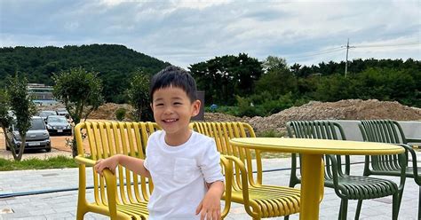 강경준♥장신영 子 정우 벌써 다리가 이렇게 길어 웃는 모습은 엄마 판박이