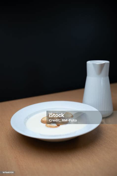 흰색 세라믹으로 만든 측면에 주전자가 있는 우유 제품과 쿠키 그릇 0명에 대한 스톡 사진 및 기타 이미지 0명 건강한
