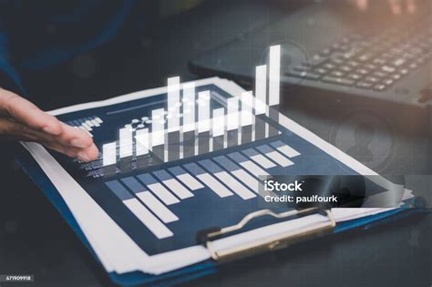 비즈니스 기술 개념 온라인 비즈니스 사람들이 손을 사용 스마트 전화 연결 개념에 대한 스톡 사진 및 기타 이미지 개념 경영자 금융 Istock