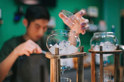 아시아 중국 남성 바리스타 준비 차가운 양조 얼음 드립 커피 에 카페 커피 숍 추가 에 얼음 큐브 35 39세에 대한 스톡 사진 및 기타 이미지 Istock