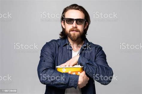 3d 안경과 고립 된 흰색 배경 위에 팝콘의 큰 양동이를 들고 젊은 잘 생긴 남자 1990 1999 년에 대한 스톡 사진 및 기타 이미지 1990 1999 년 겁먹은