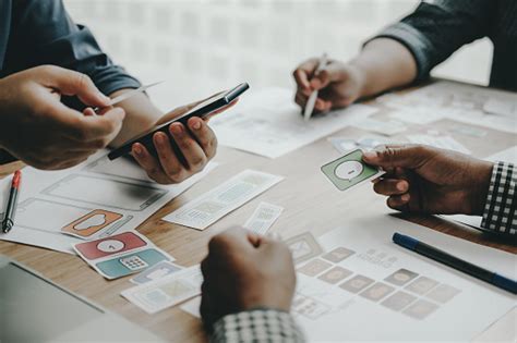 Ux 디자이너가 스마트폰 레이아웃에서 웹을 디자인하는 사용자 경험 모바일 응용 프로그램 프로토타입을 작업하는 Ui 개발자 계획 개발에 대한 스톡 사진 및 기타 이미지