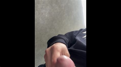 当我在课堂上刹车时，我忍不住在浴室里自慰。 Pornhub Gay