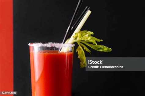 칵테일 피 묻은 메리 향신료 소금 샐러리 검은 색과 빨간색 배경에 튜브와 토마토 주스 1 잔 0명에 대한 스톡 사진 및 기타