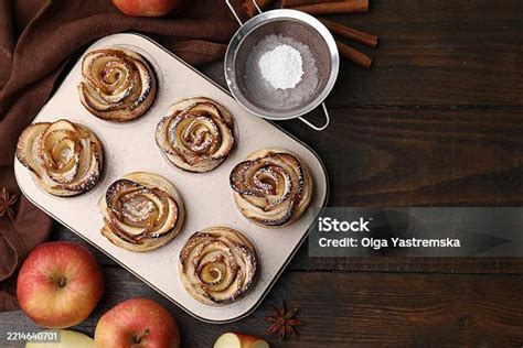 나무 테이블 위에는 갓 구운 사과 장미와 재료가 놓여 있고 글을 쓸 수 있는 공간이 평평하게 놓여 있습니다 퍼프 페이스트리 0명에 대한 스톡 사진 및 기타 이미지 Istock