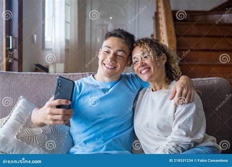 L Chelnd Mittelalterliche Er Mutter Ruhe Mit Erwachsenem Sohn Mit Smartphone Zusammen